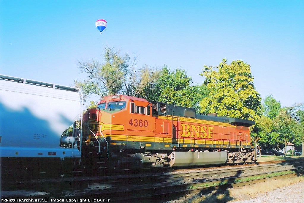 BNSF 4884 westbound